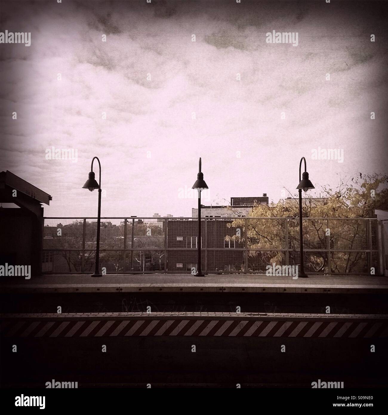 Empty platform at Lorimer subway station in Brooklyn NY Stock Photo - Alamy