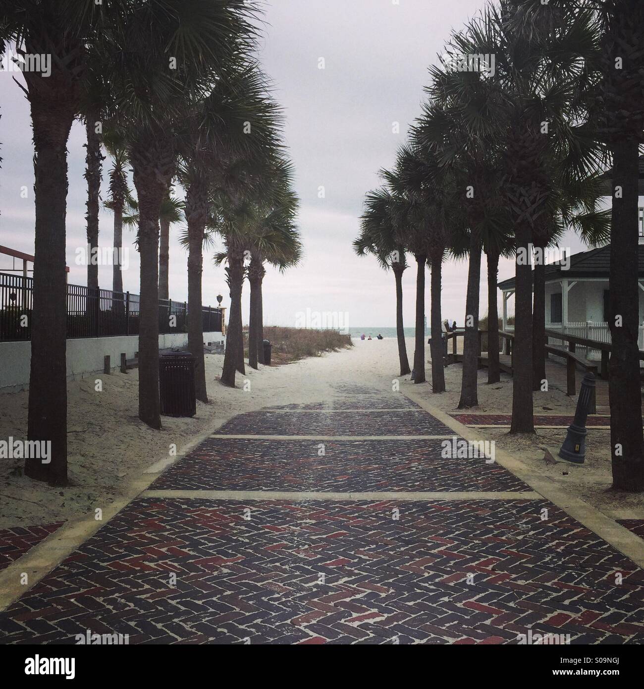 Walkway to the beach Stock Photo - Alamy