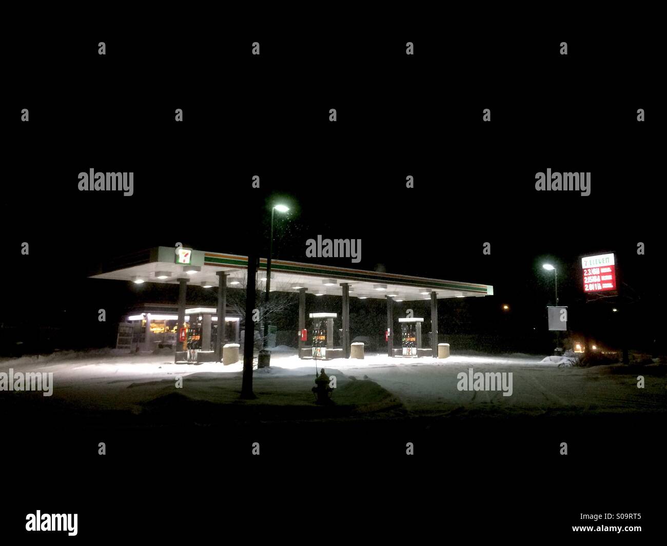 Gas station at night hi-res stock photography and images - Alamy