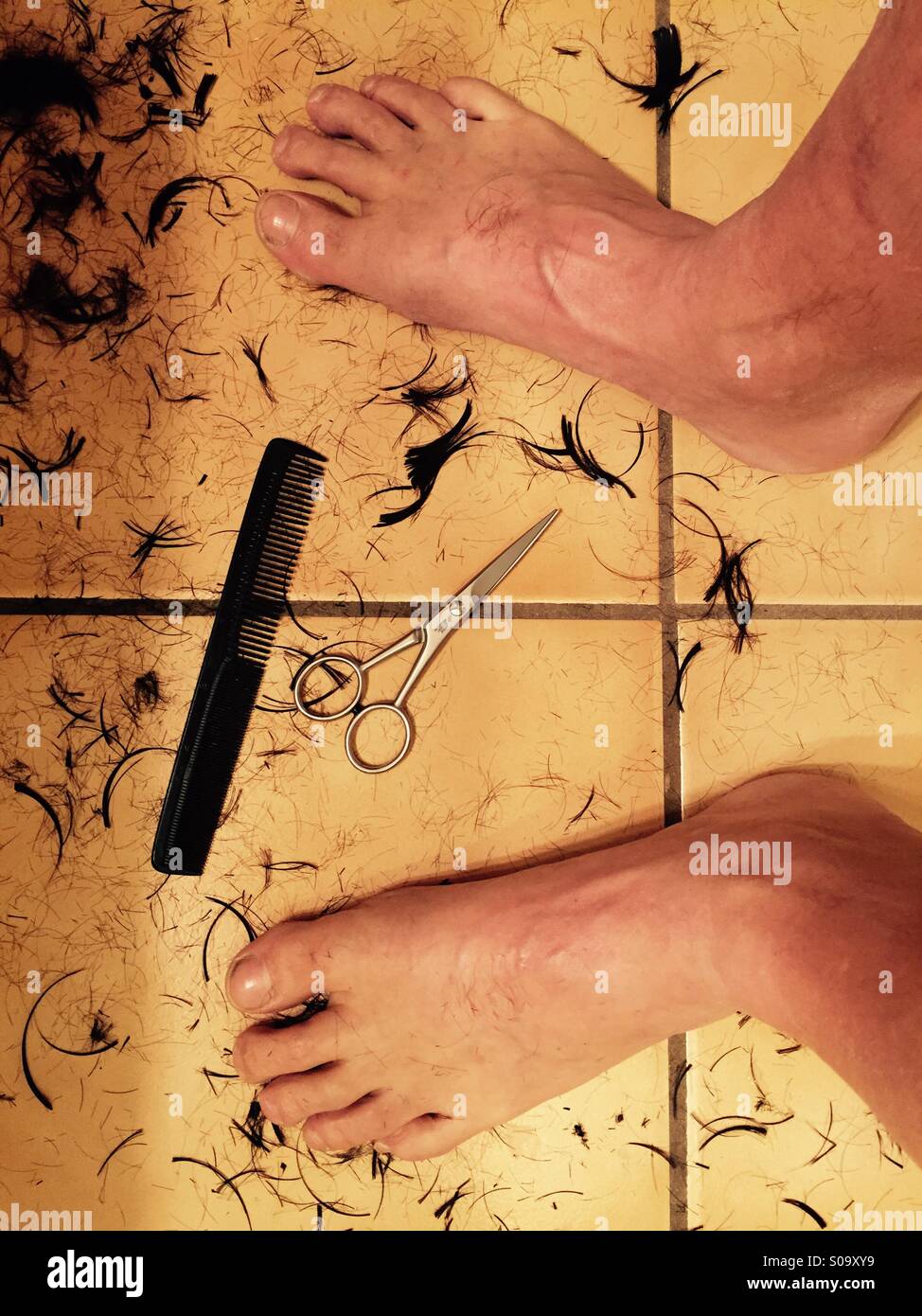 Hey man cutting his own hair Stock Photo - Alamy