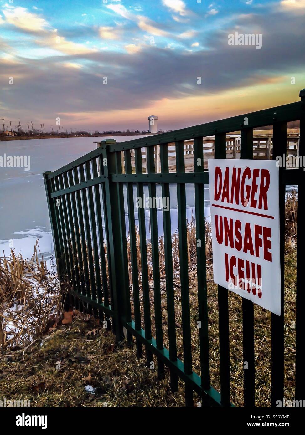 Unsafe ice warning sign hi-res stock photography and images - Alamy