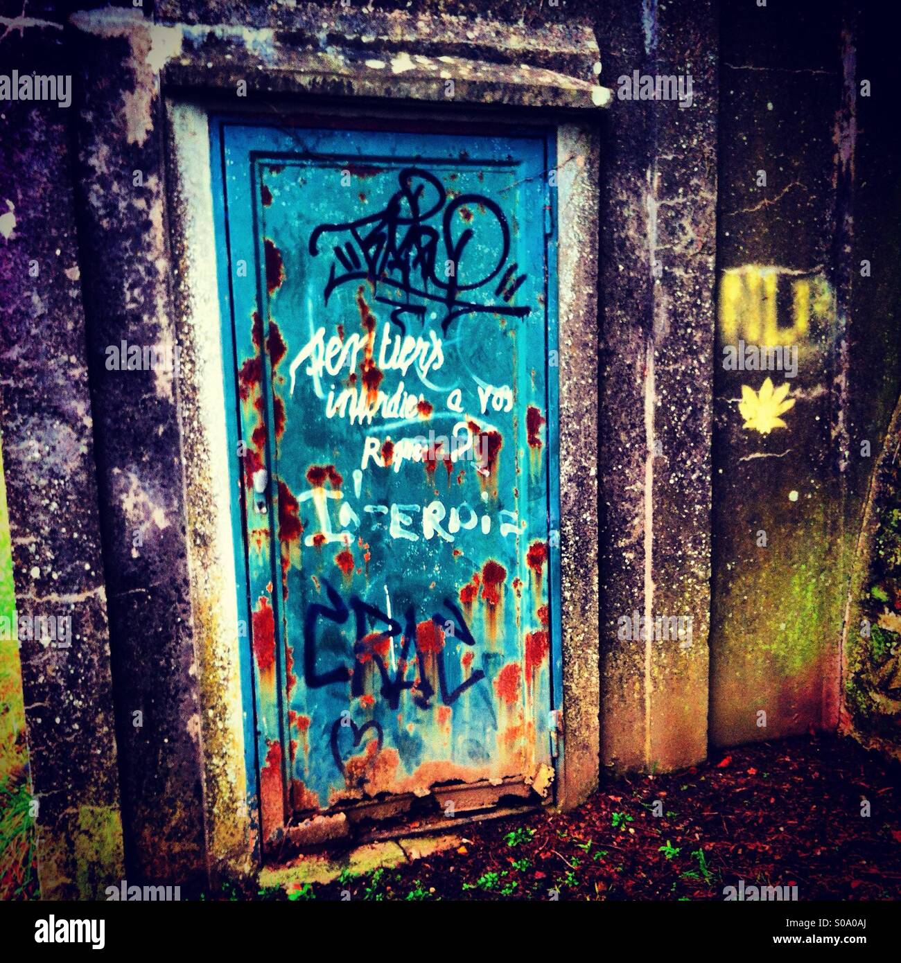 Steel door graffiti hi-res stock photography and images - Alamy