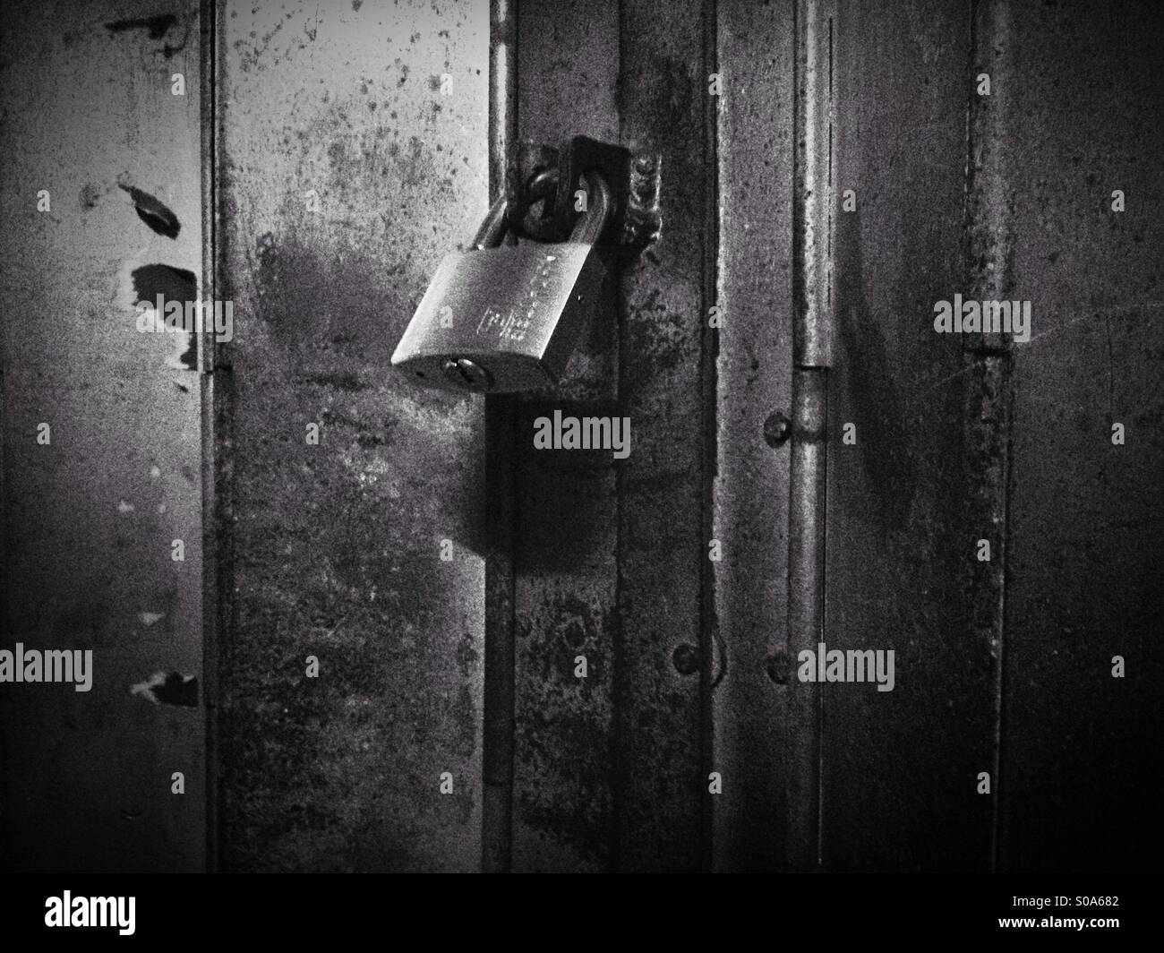 Closed shutter hi-res stock photography and images - Alamy
