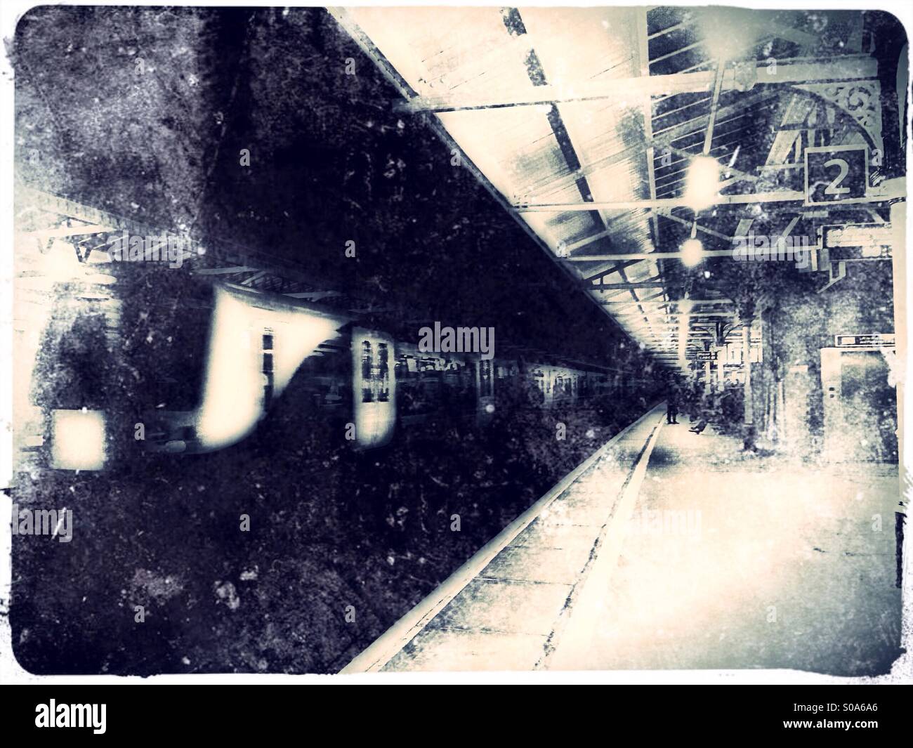 Train station platform london hi-res stock photography and images - Alamy