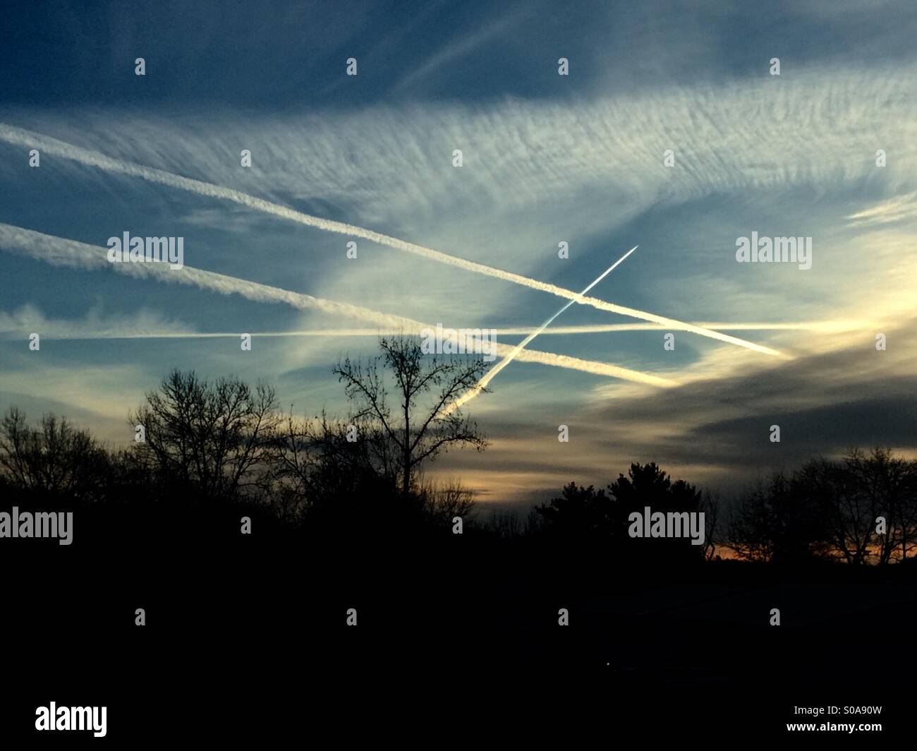 Skytrails hi-res stock photography and images - Alamy