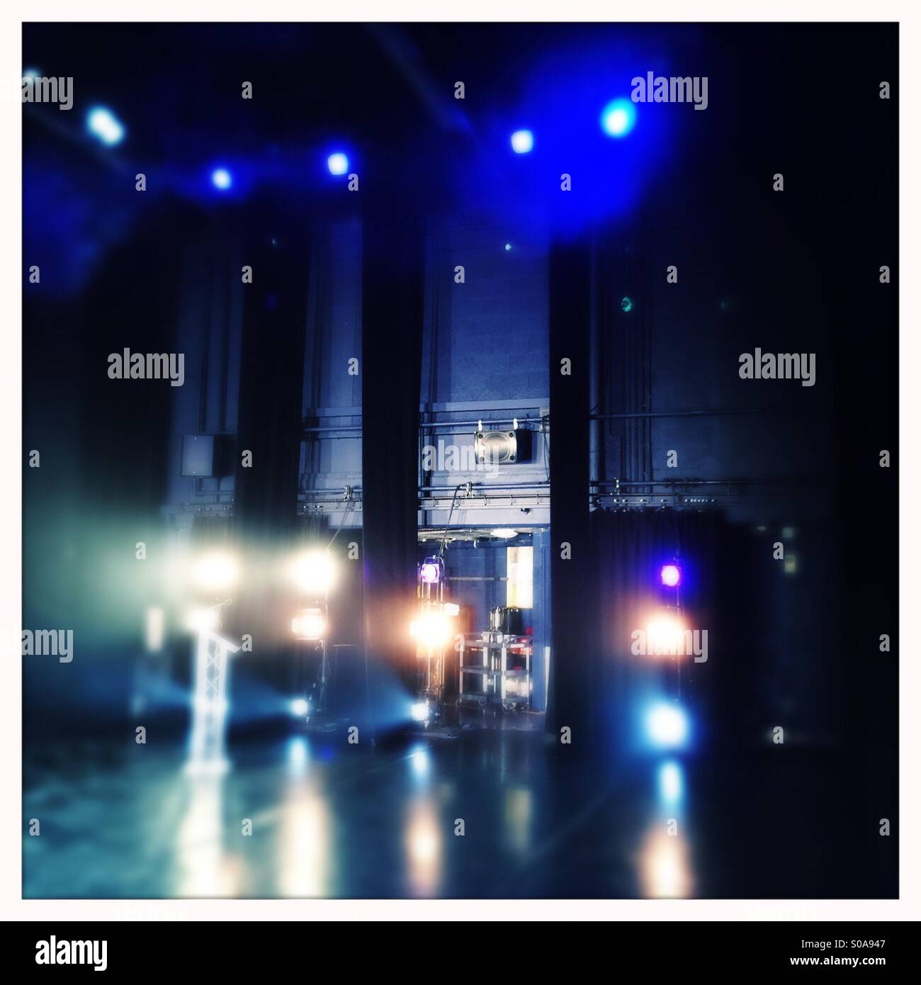 Theatre lights stage hi-res stock photography and images - Alamy