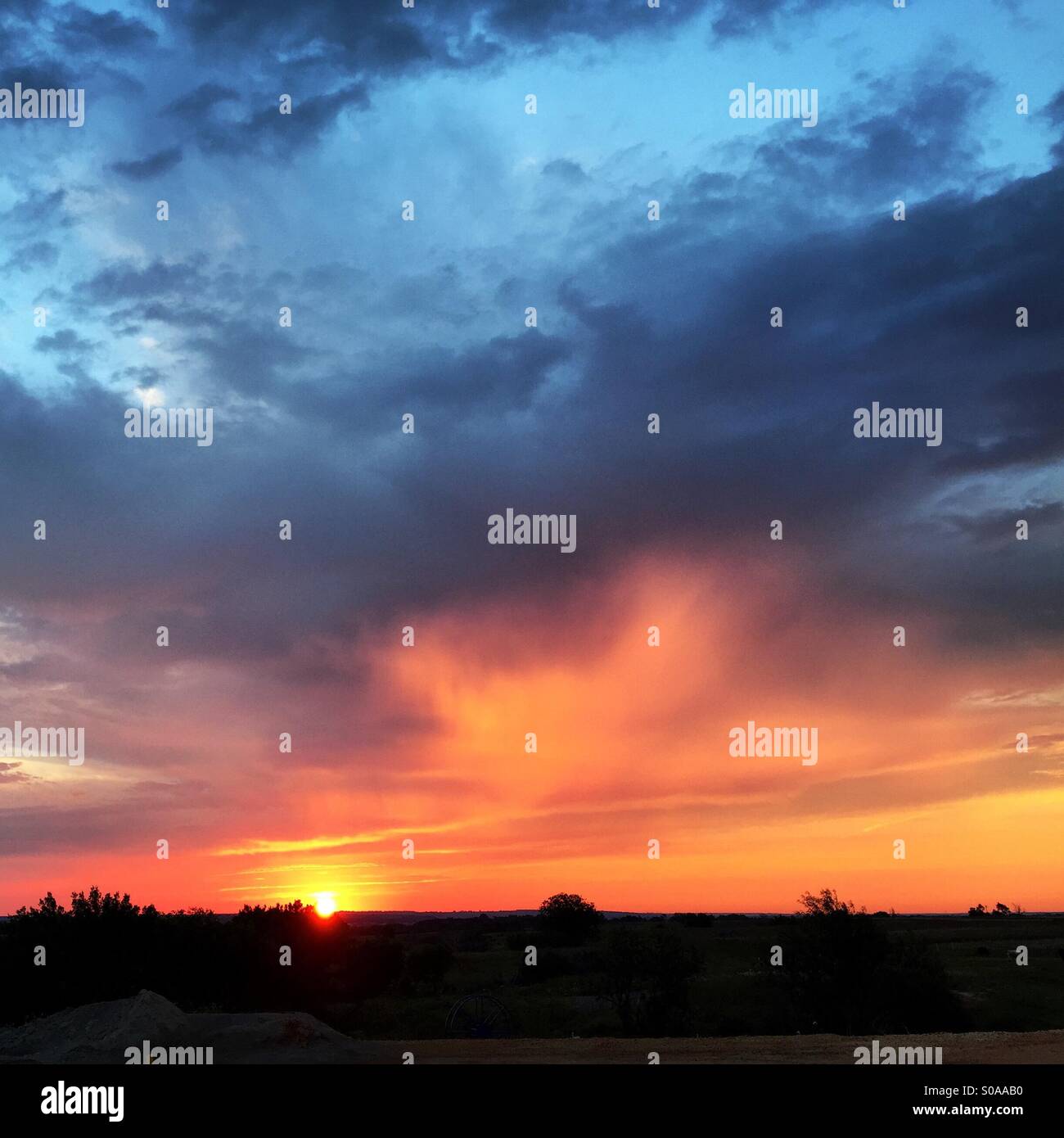 Oilfield sunset hi-res stock photography and images - Alamy