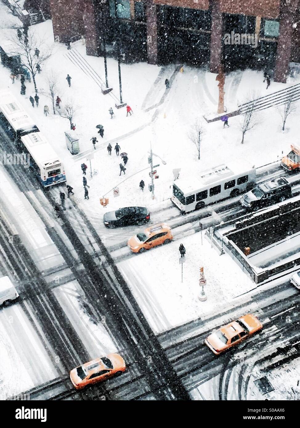 Snowy intersection in Midtown Manhattan, NYC Stock Photo - Alamy