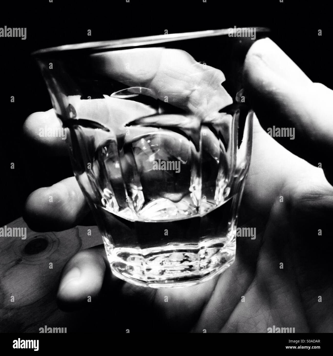 Hand holding whisky glass hi-res stock photography and images - Alamy