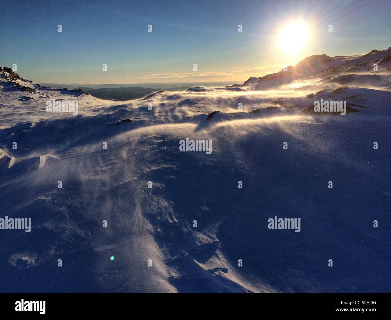 Snow blowing over a ridge hi-res stock photography and images - Alamy