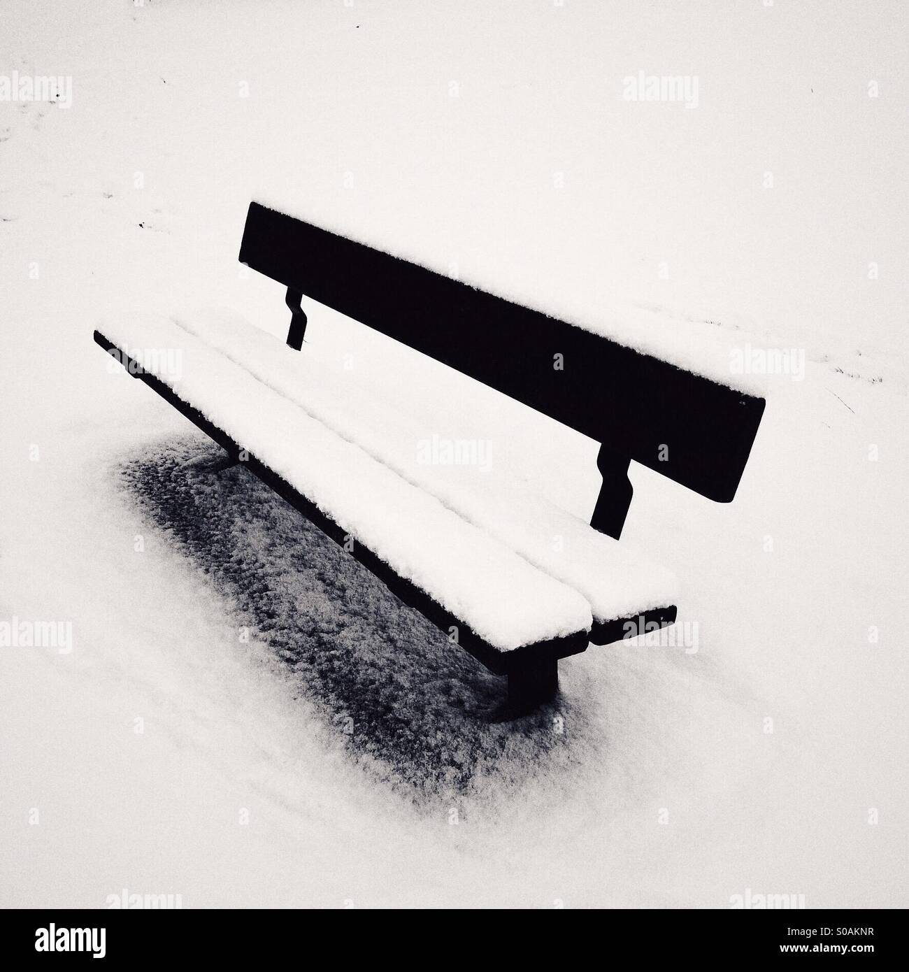Snow covered park bench hi-res stock photography and images - Alamy