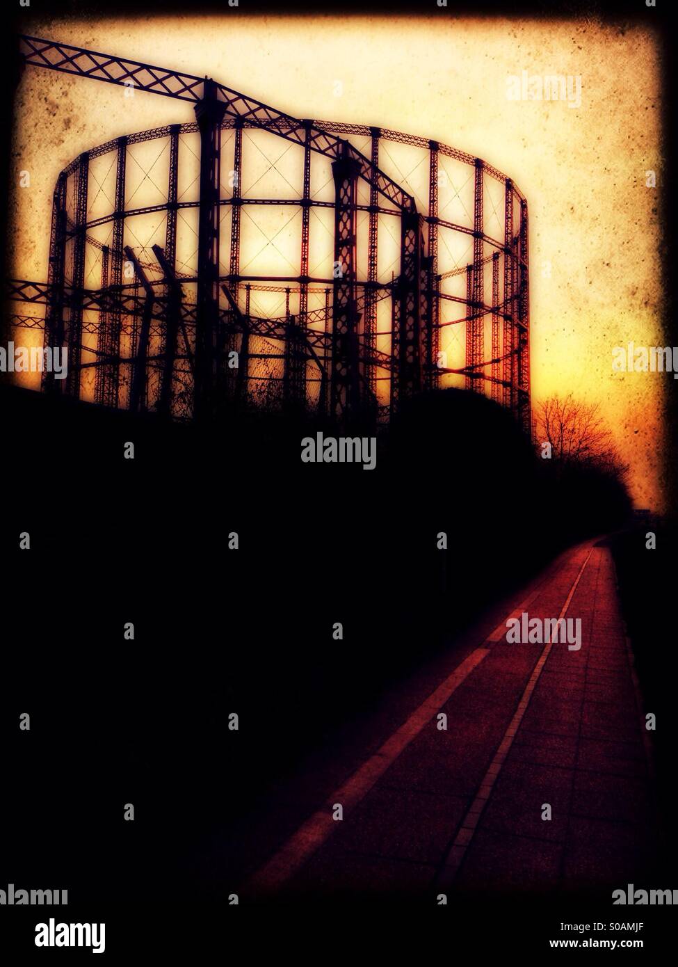 London gasworks hi-res stock photography and images - Alamy