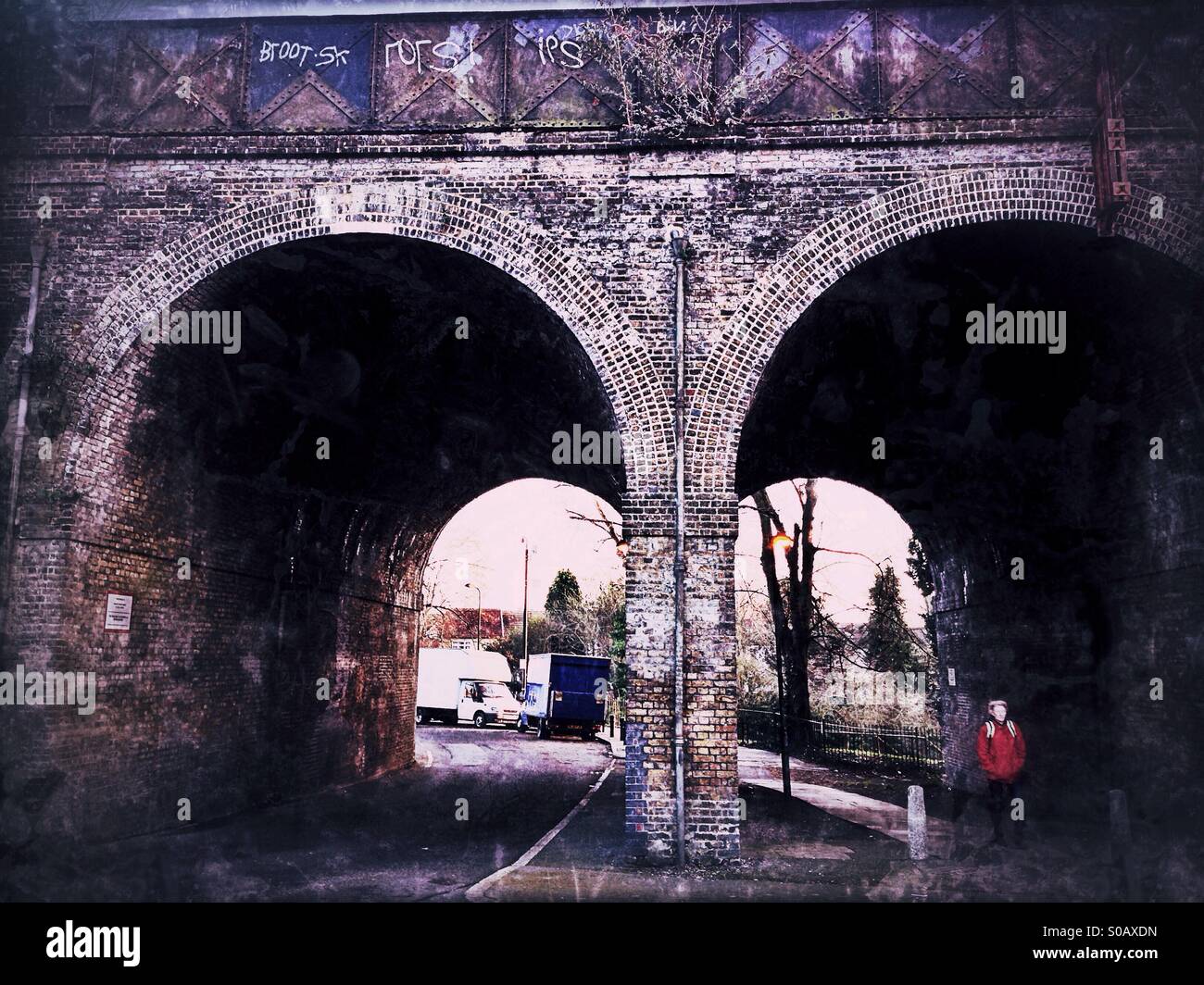 Under the arches of london bridge hi-res stock photography and images ...