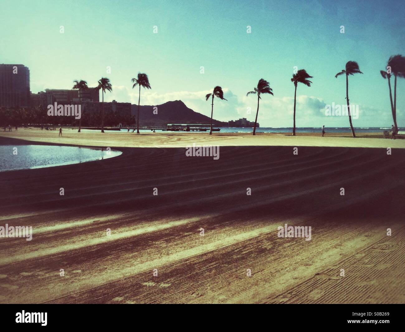 Perfectly raked sand on Waikiki beach in Hawaii Stock Photo - Alamy