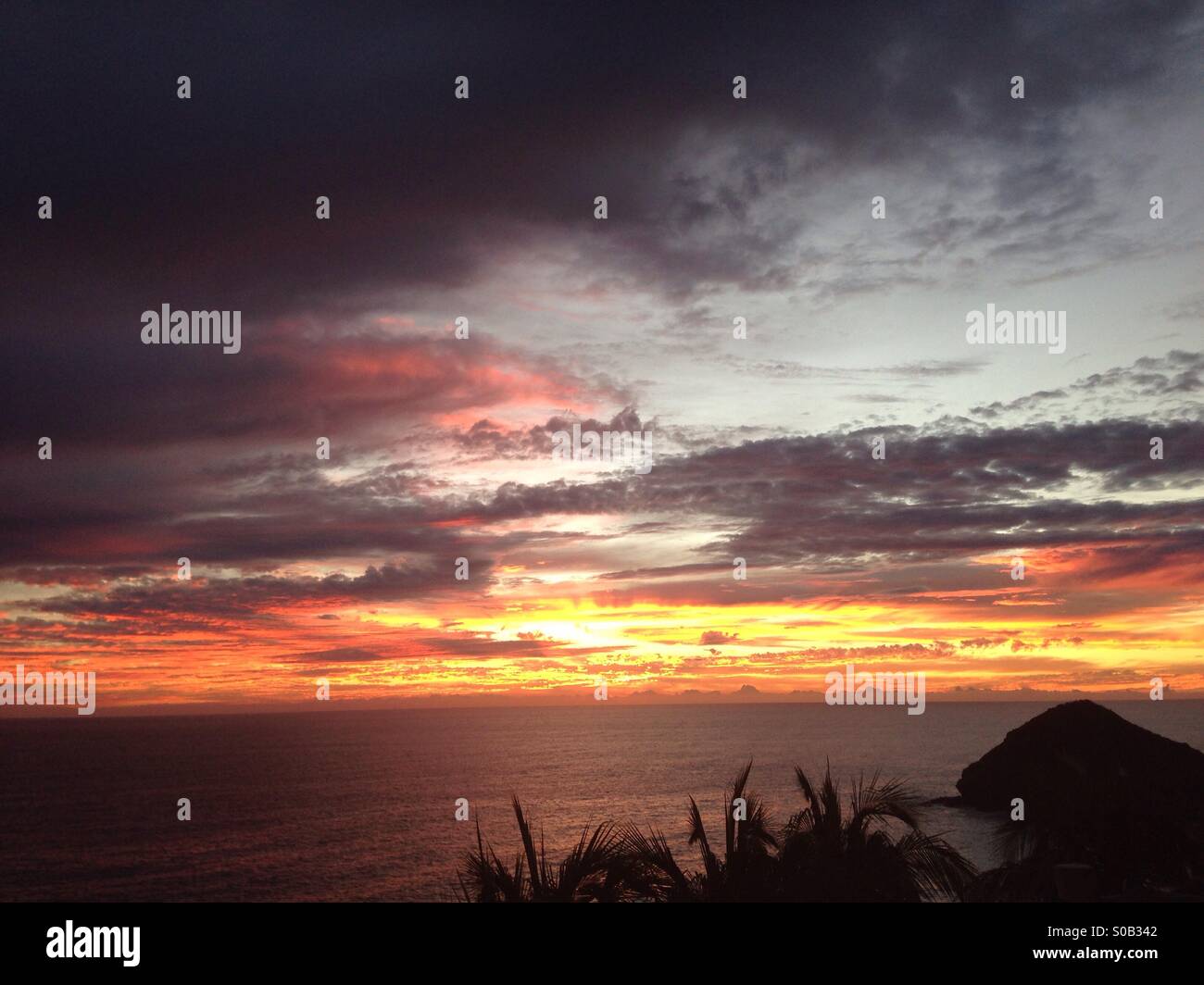 Sunset into the Pacific Stock Photo - Alamy