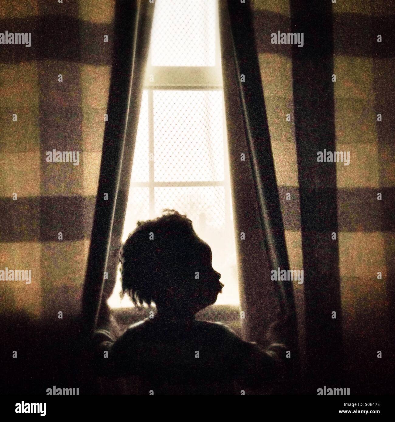 Child peeking window hi-res stock photography and images - Alamy