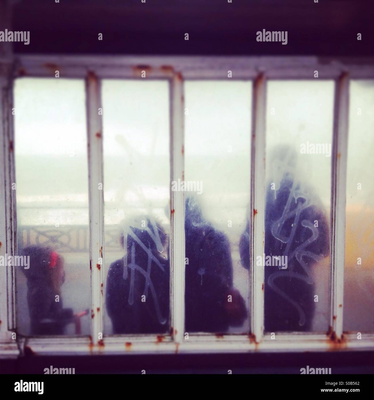 People sheltering from the rain Stock Photo - Alamy