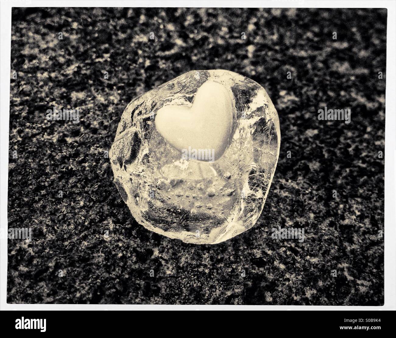 Heart in ice cube hi-res stock photography and images - Alamy