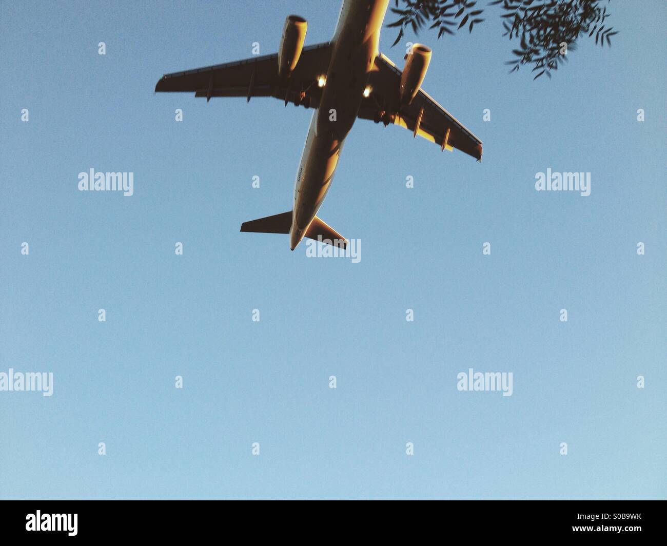Overhead plane hi-res stock photography and images - Alamy