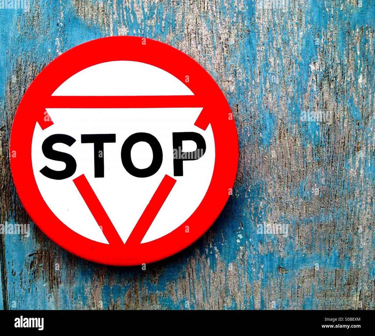 Sign that says stop Stock Photo - Alamy