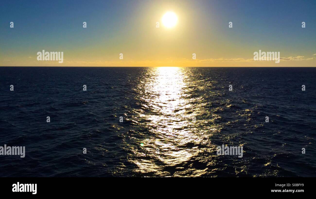 Sun reflection ocean hi-res stock photography and images - Alamy