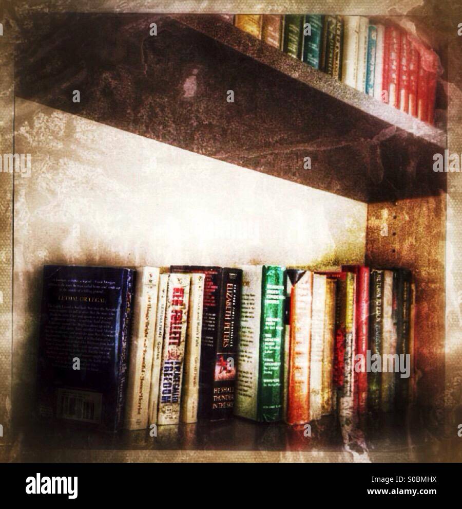 Row of books on shelf hi-res stock photography and images - Alamy