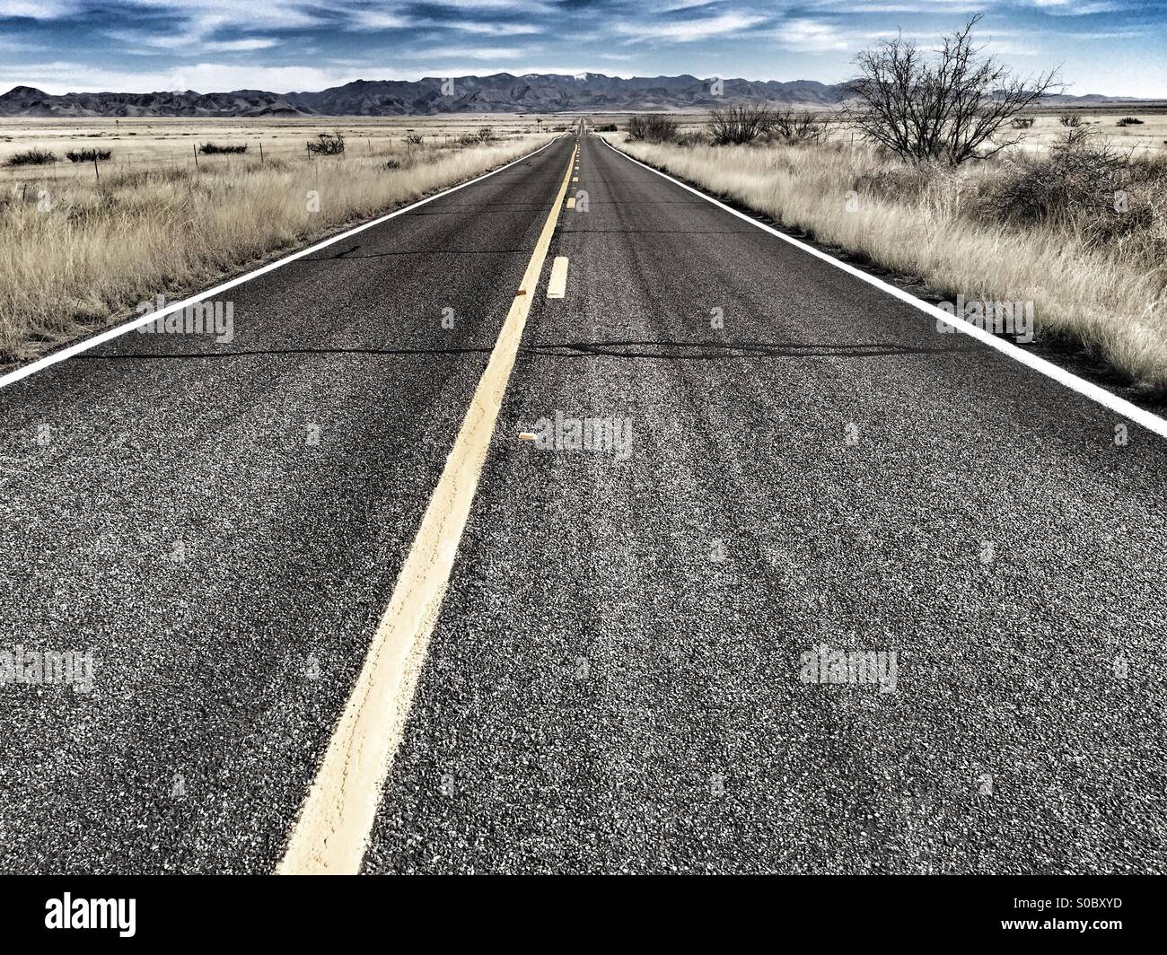 Two lane hi-res stock photography and images - Alamy