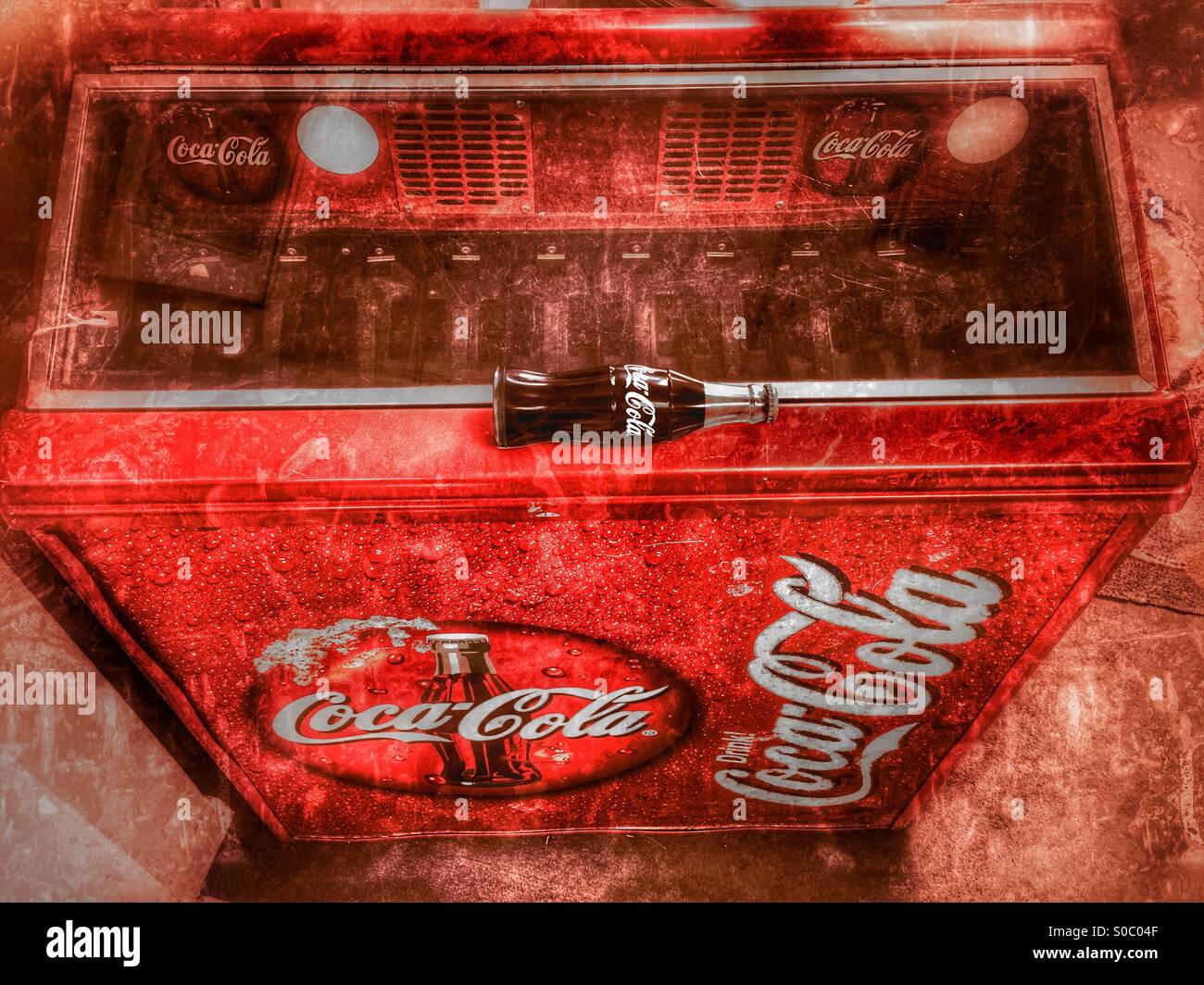 Coca Cola pop machine Stock Photo - Alamy