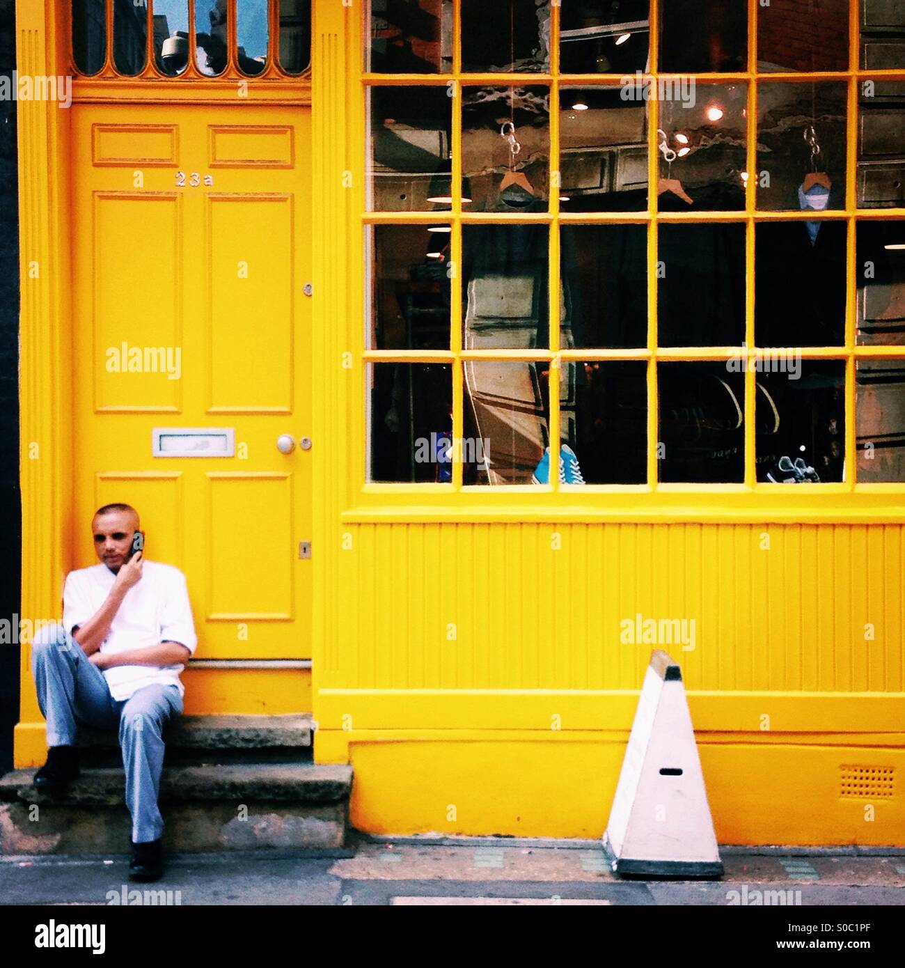 Yellow shop hi-res stock photography and images - Alamy