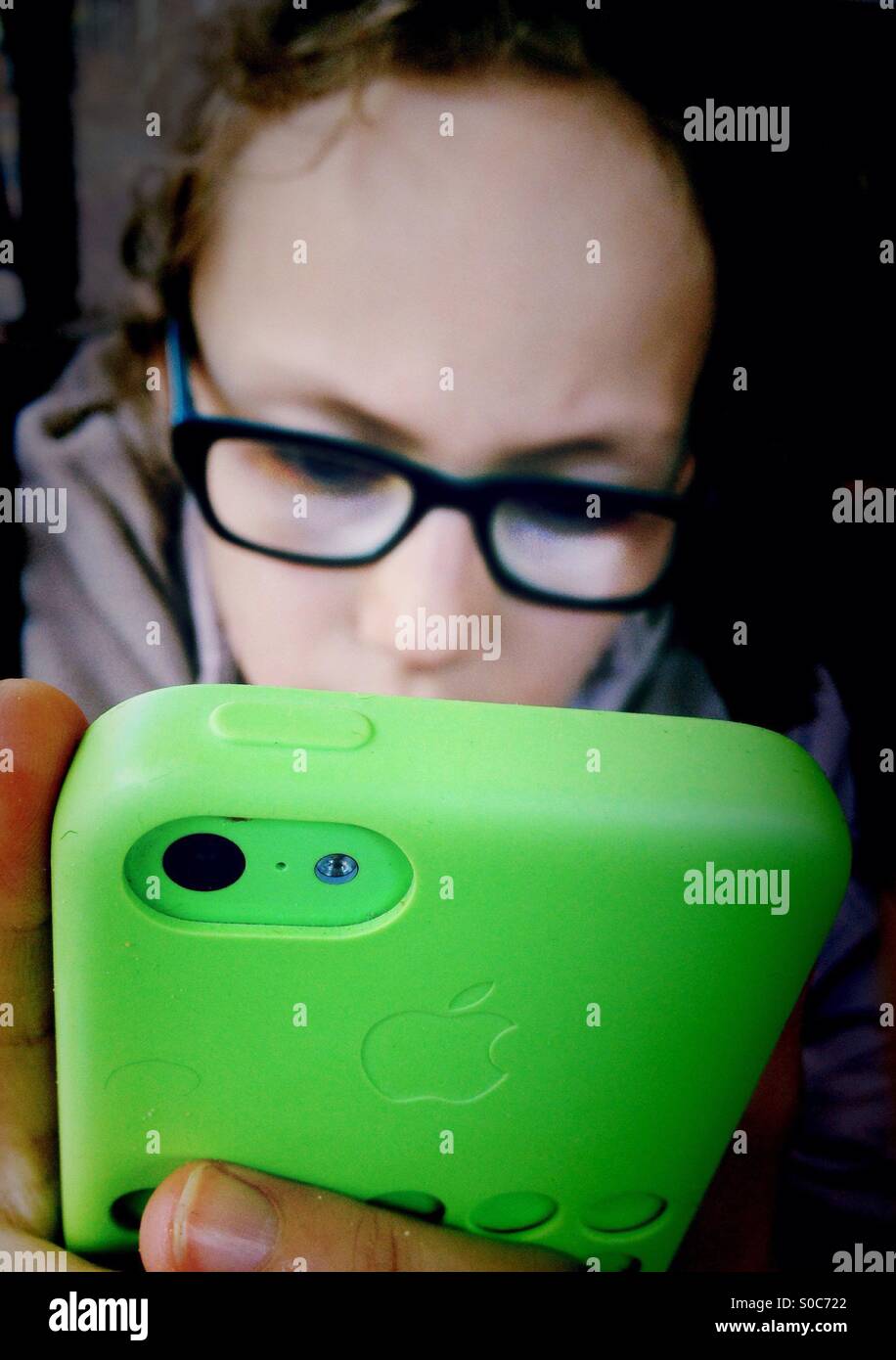 Girl iphone hi-res stock photography and images - Alamy