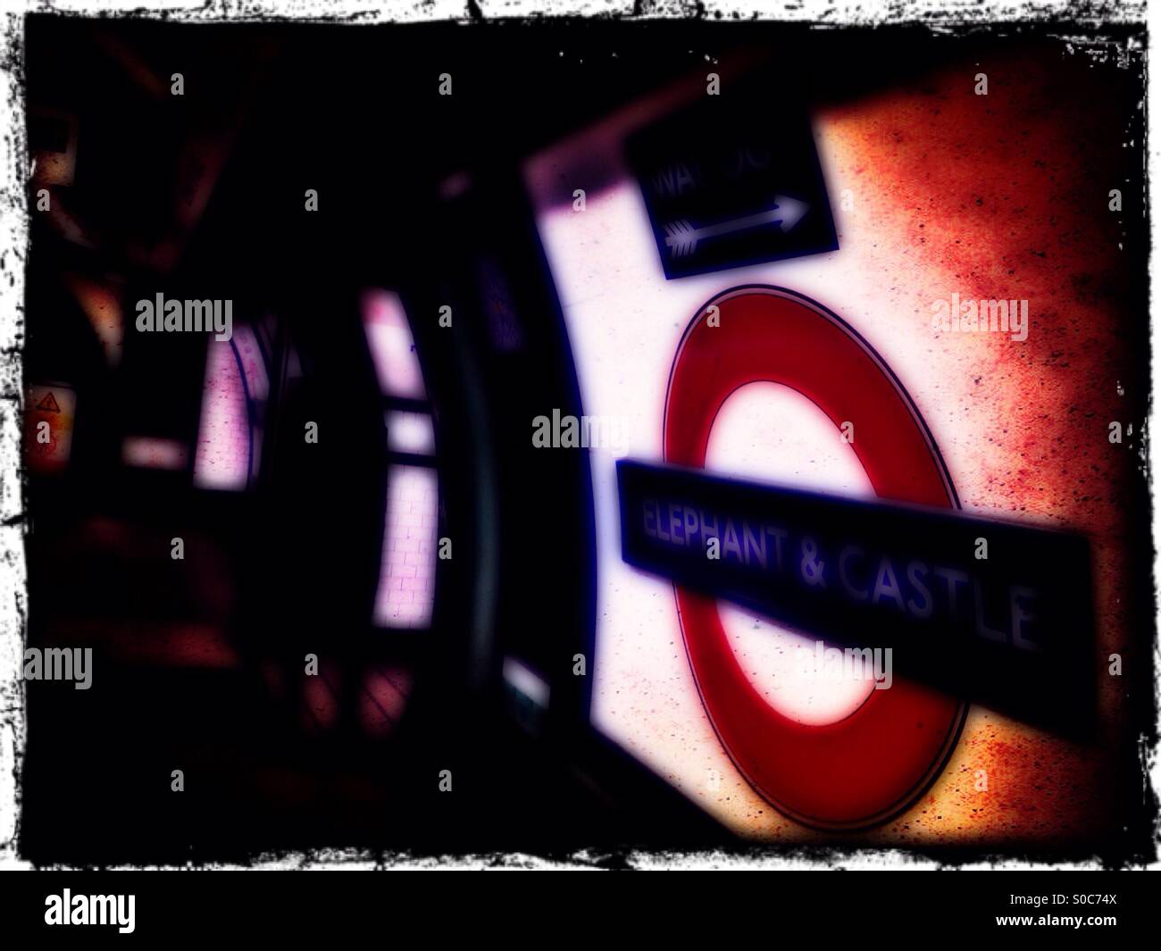 Elephant and castle tube sign hi-res stock photography and images - Alamy