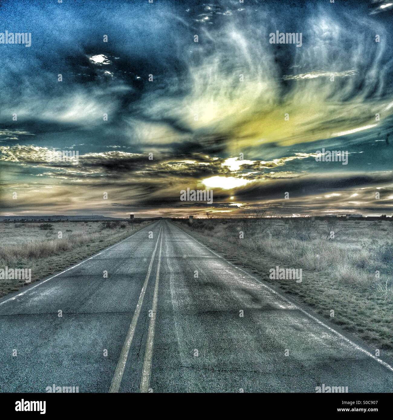 Desert highway perspective hi-res stock photography and images - Alamy