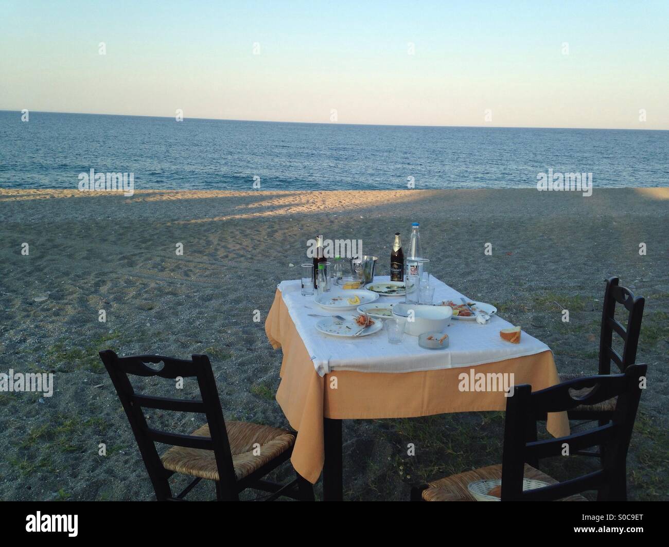 Table seafood hi-res stock photography and images - Alamy