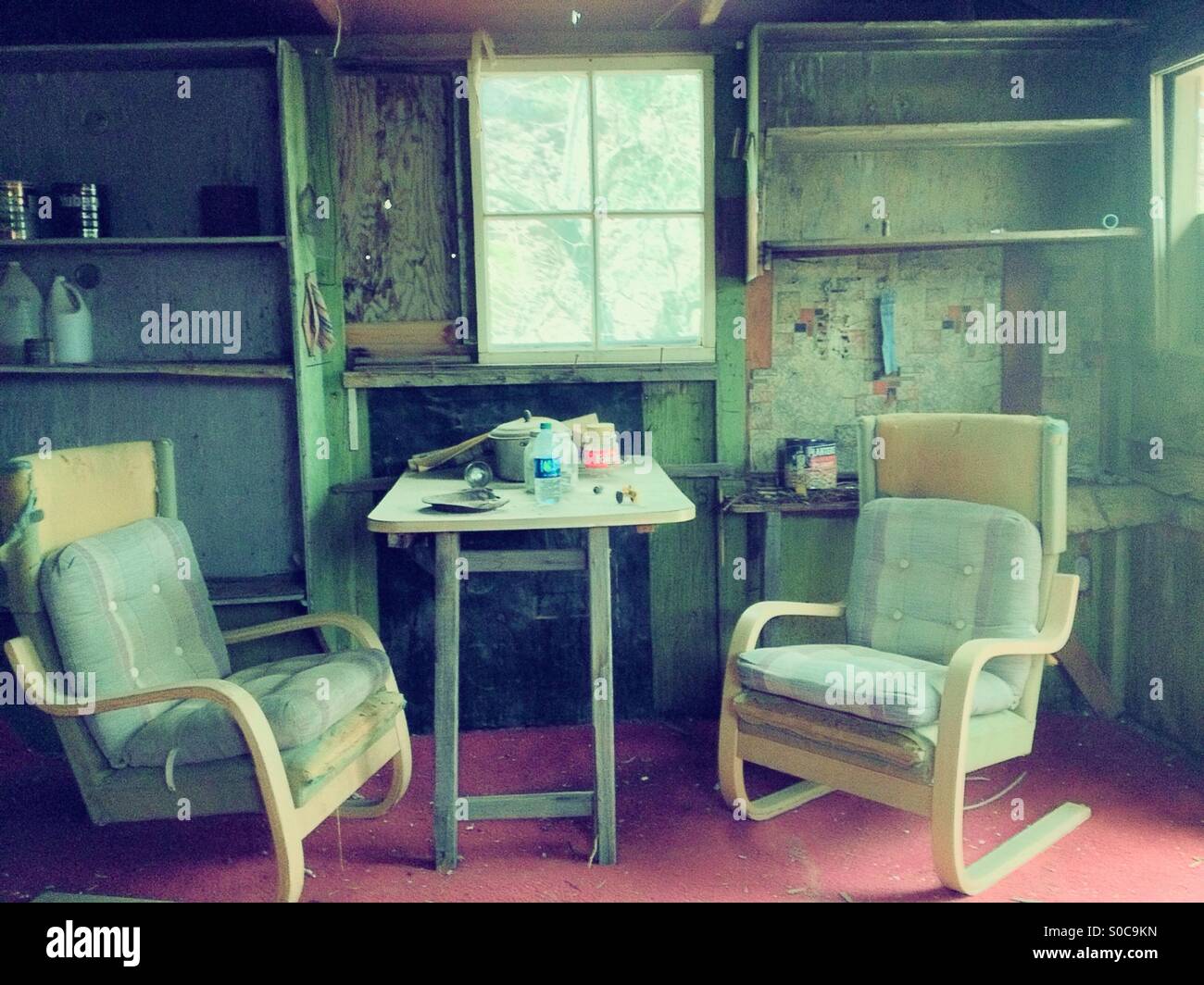The remains inside an old mining shack in Arizona Stock Photo - Alamy