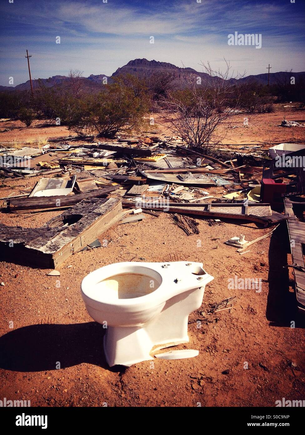 Abandoned building in desert Stock Photo - Alamy