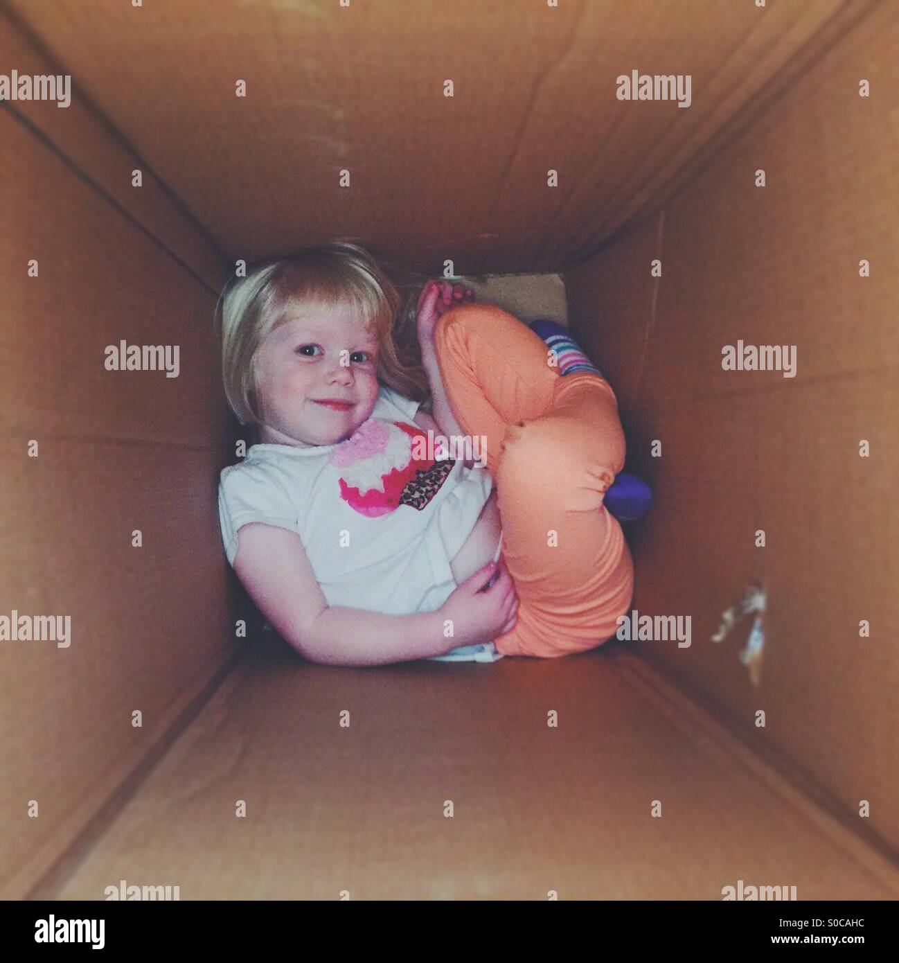 Girl in a cardboard box hi-res stock photography and images - Alamy