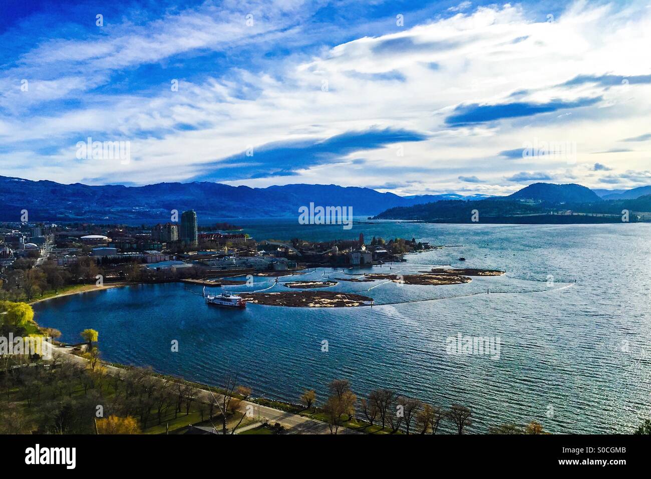 Dramatic view of the city of Kelowna, in British Columbia, lake ...
