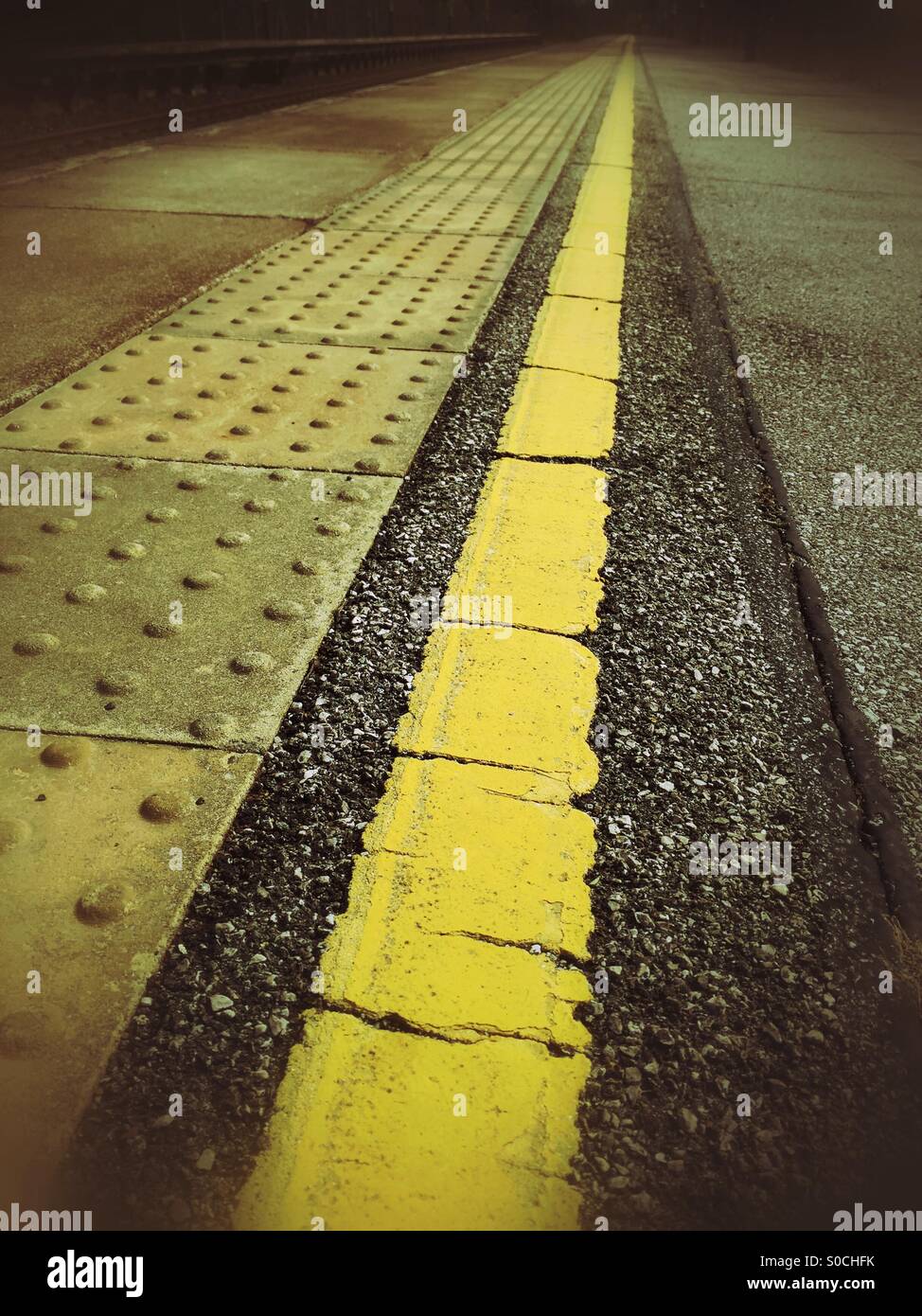 Yellow line train hi-res stock photography and images - Alamy
