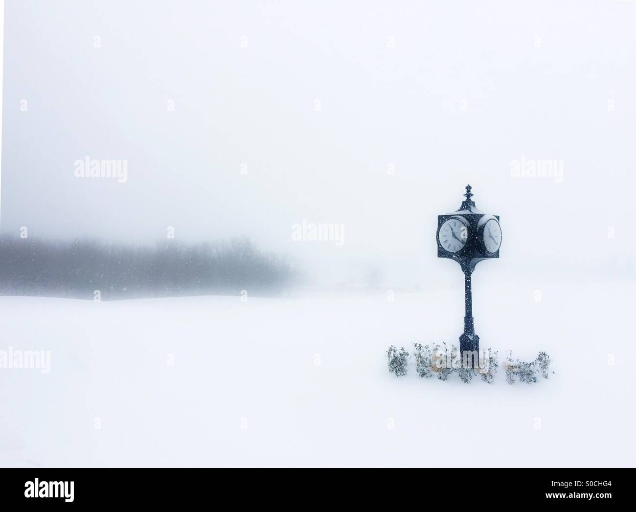 Snow clock hi-res stock photography and images - Alamy