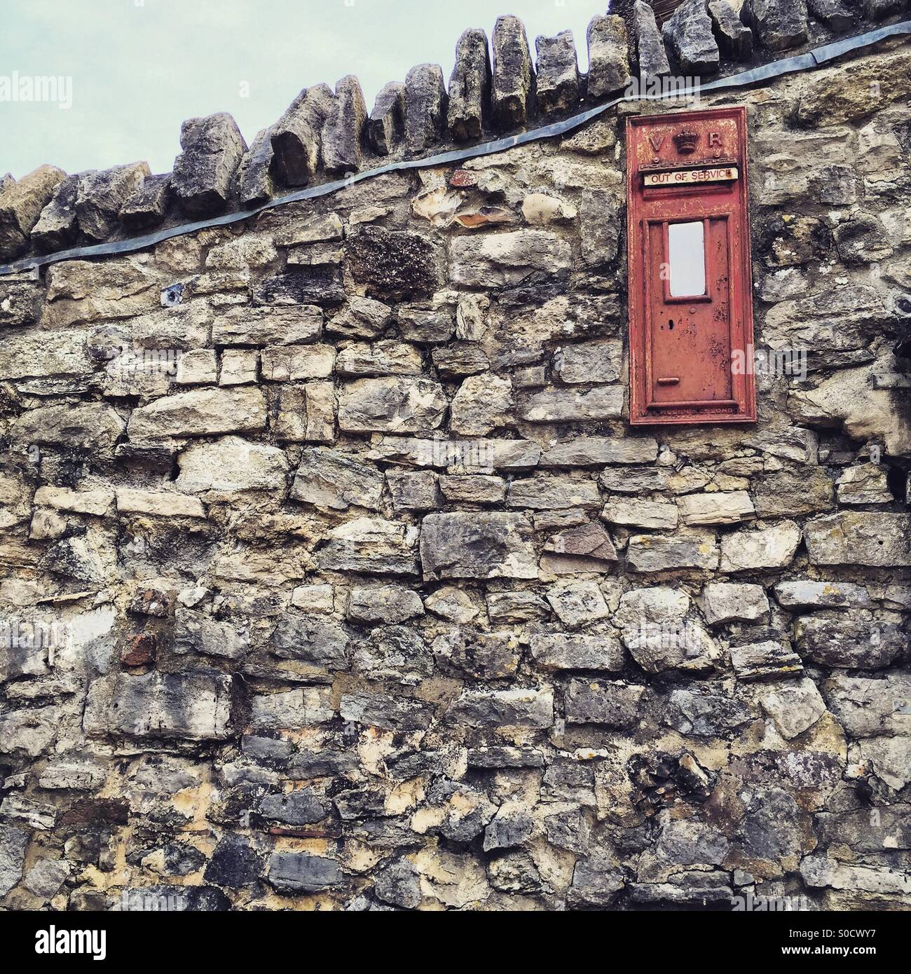 English postbox in stone wall hi-res stock photography and images - Alamy