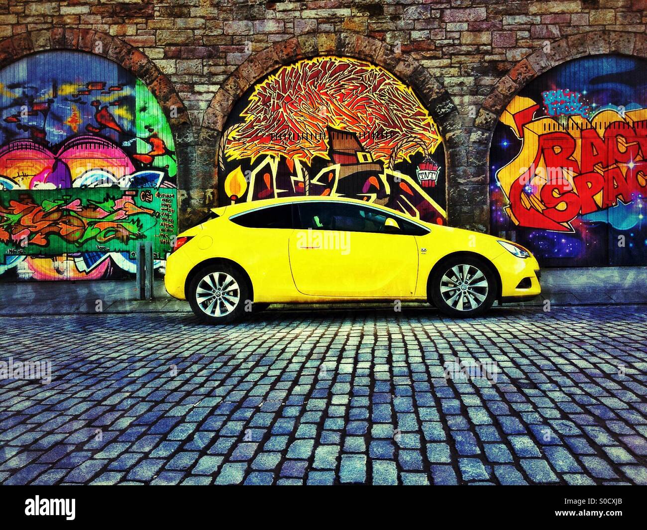 Yellow vauxhall astra hi-res stock photography and images - Alamy