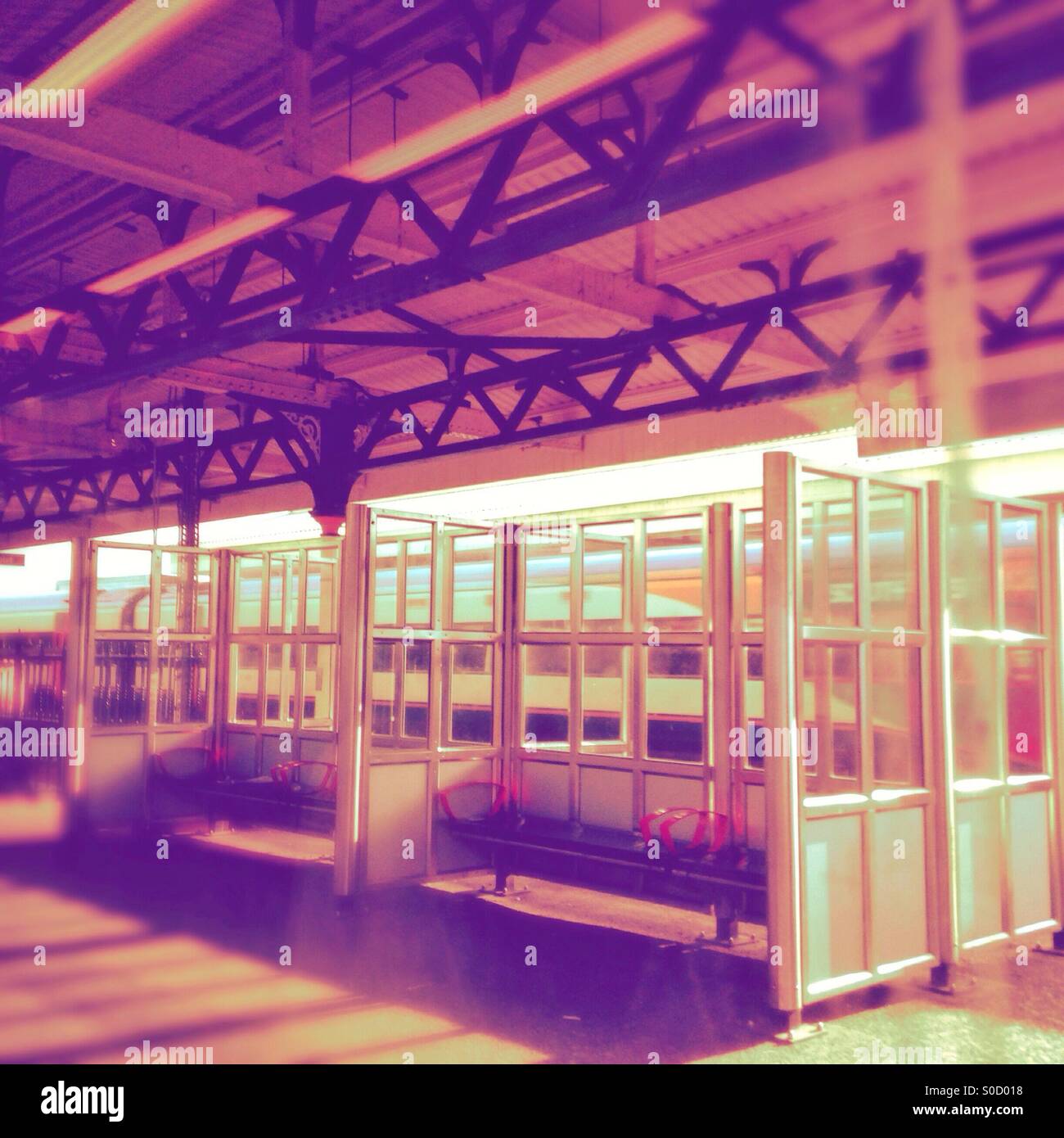 Glass waiting room train station hi-res stock photography and images ...