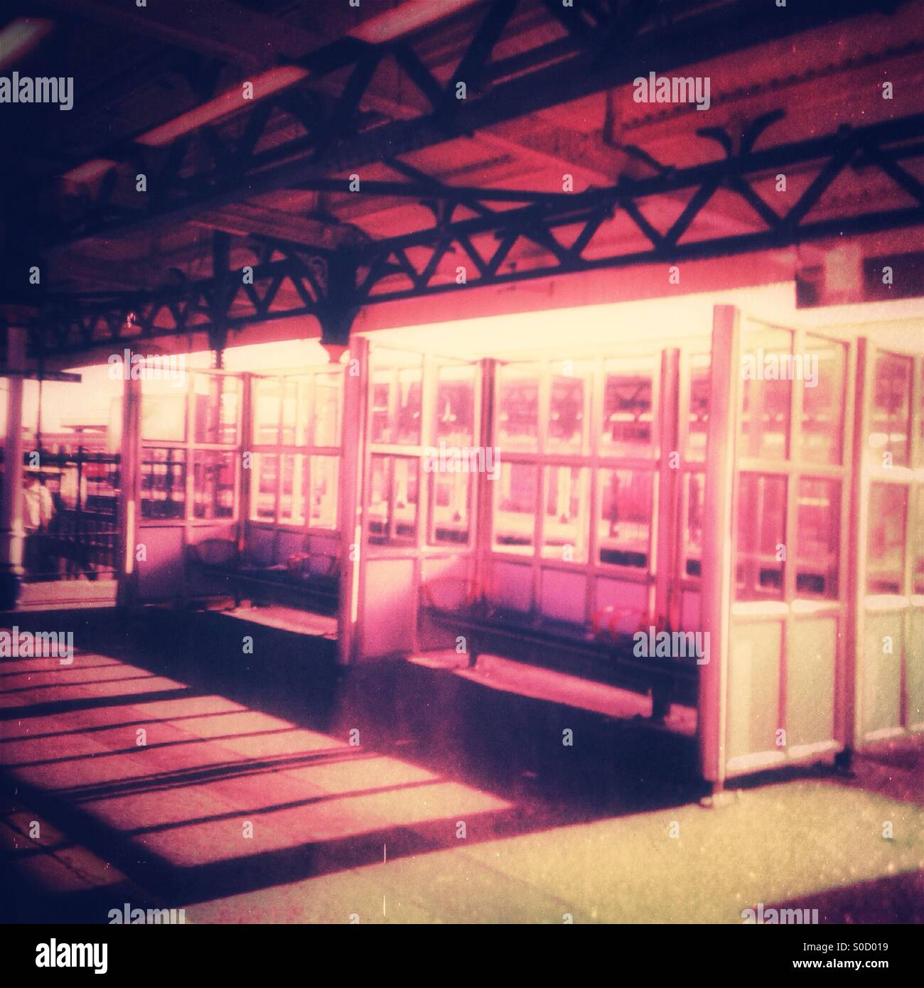 Waiting area on platform at a train station Stock Photo - Alamy