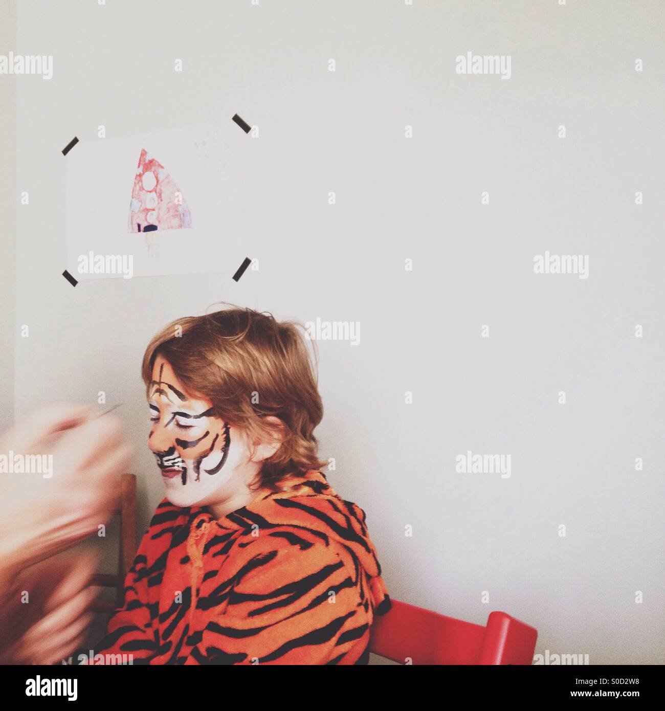 Tiger face paint hi-res stock photography and images - Alamy