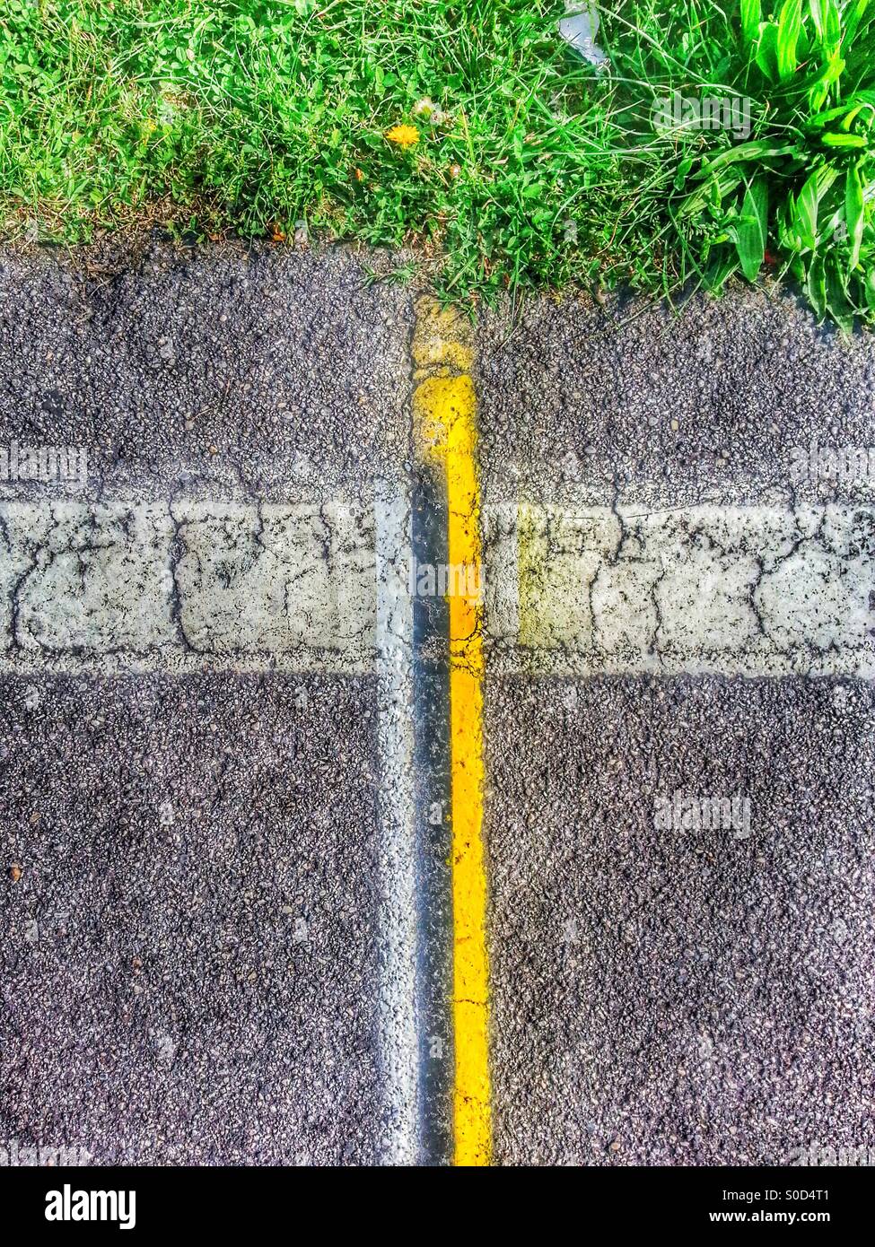 White and yellow lane Stock Photo - Alamy