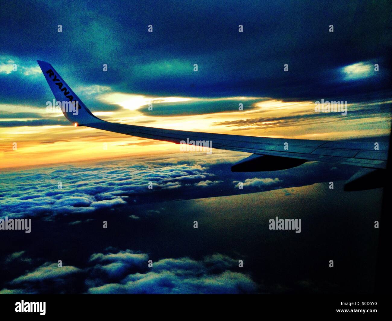 Ryanair Boeing 737 sunset Stock Photo - Alamy