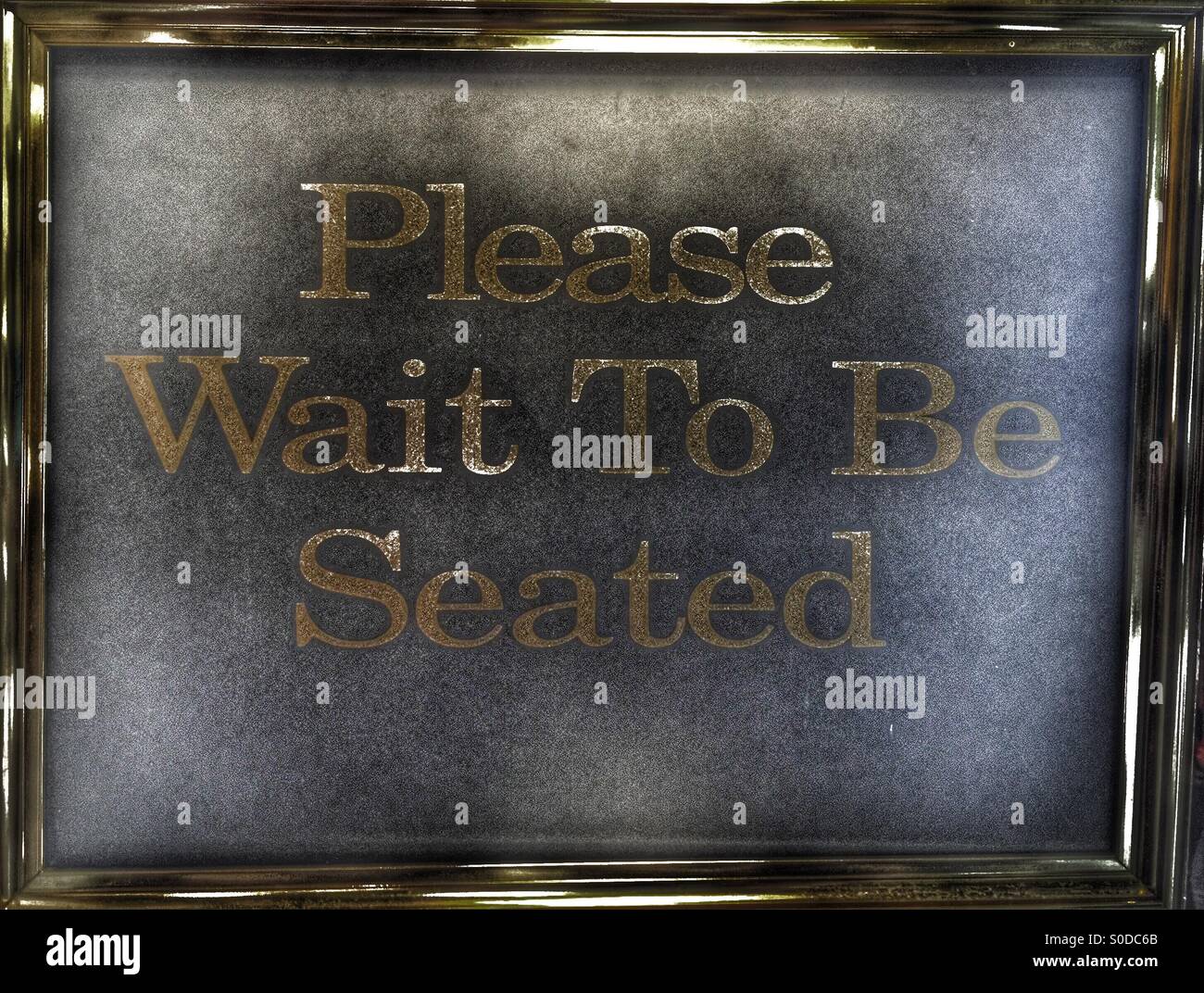 Please wait here sign hi-res stock photography and images - Alamy
