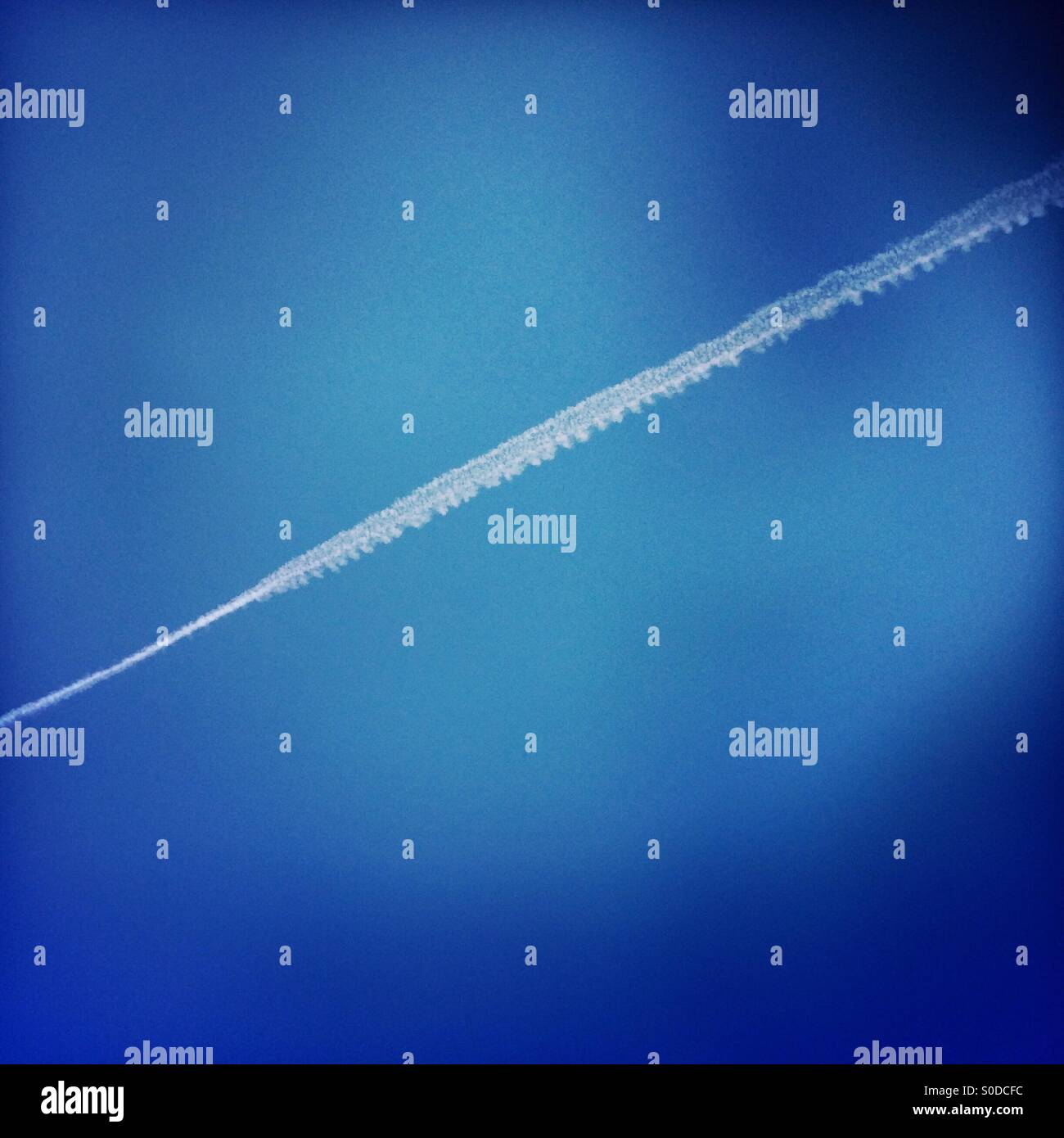 Airplane contrail hi-res stock photography and images - Alamy