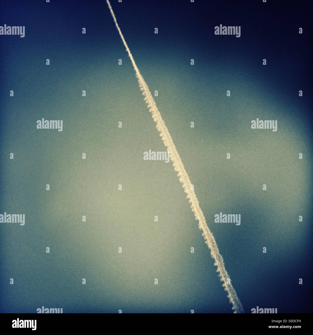 Airplane contrail hi-res stock photography and images - Alamy