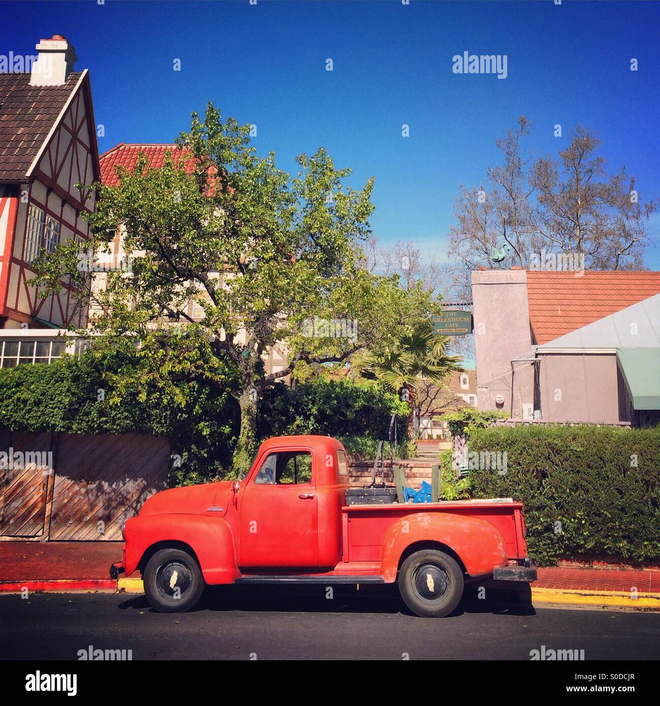 Old red pick up Stock Photo - Alamy